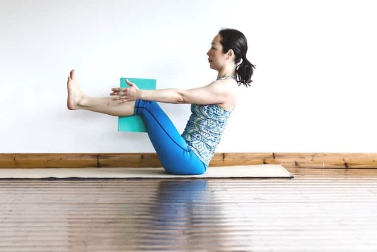 3 Steps To Float Your Boat Pose - mindbodygreen